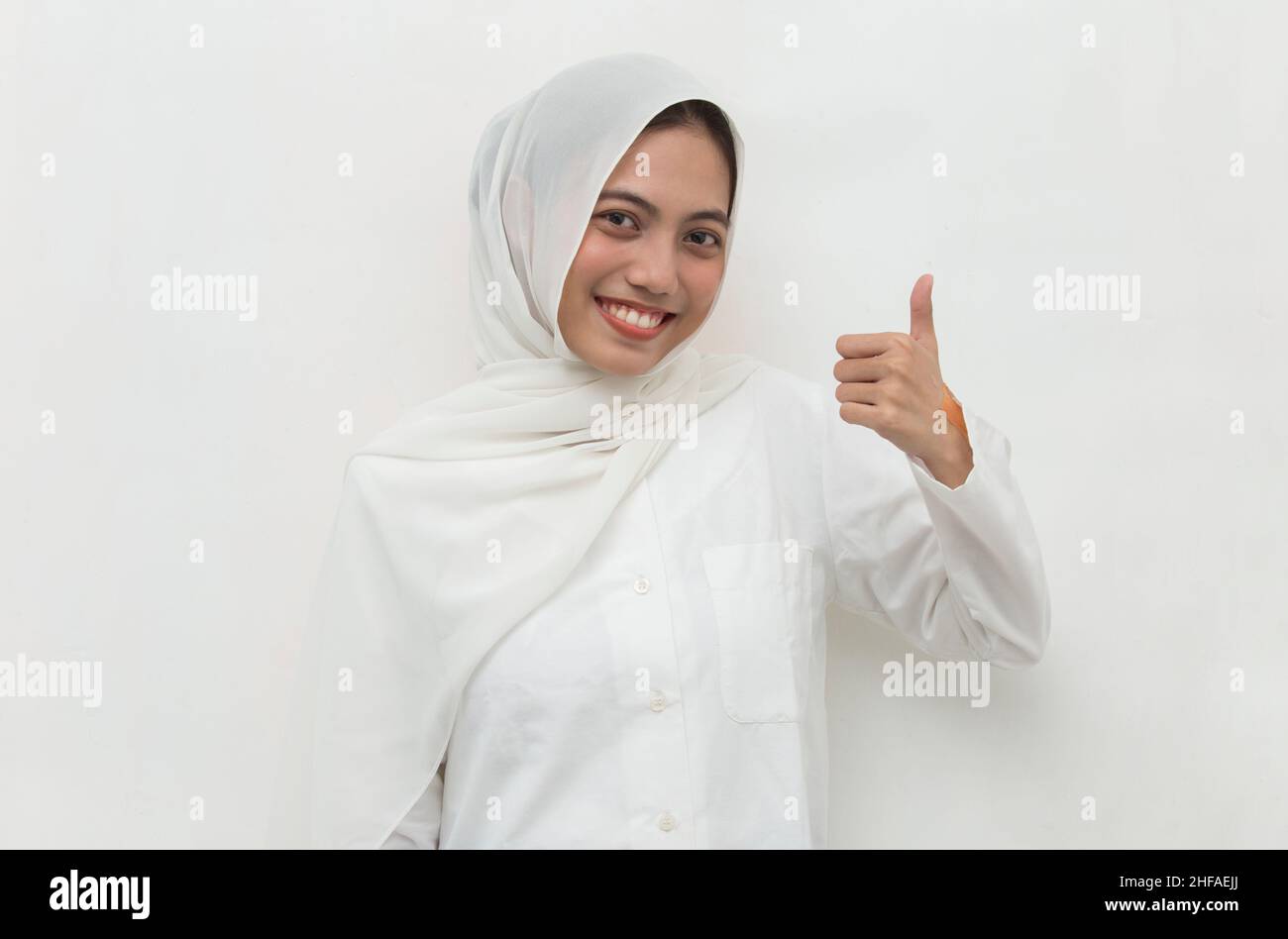 Asian muslim woman wearing hijab with ok sign gesture Stock Photo - Alamy
