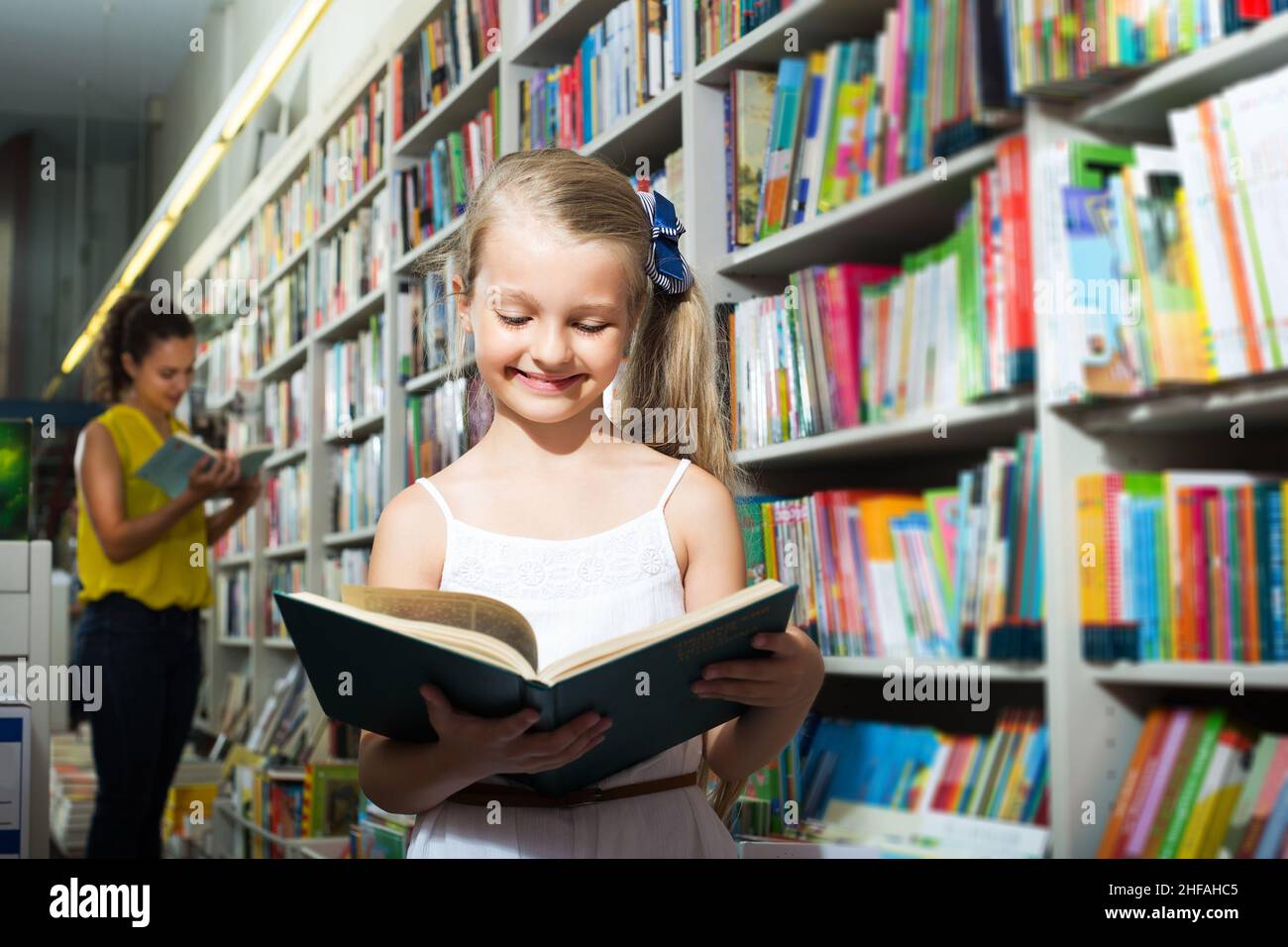 Elementary school girl in bookstore hi-res stock photography and images ...