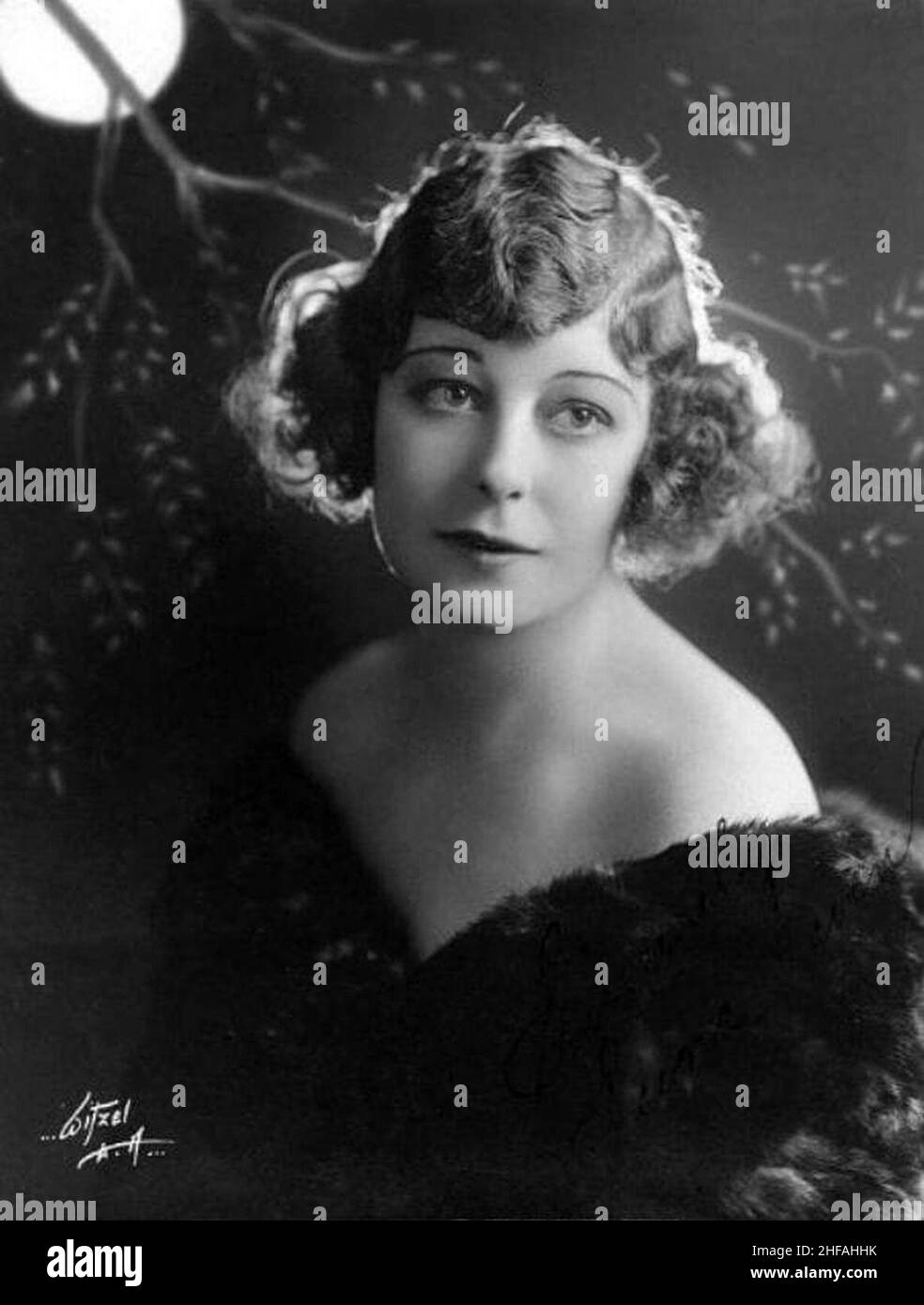 Seena owen hi-res stock photography and images - Alamy