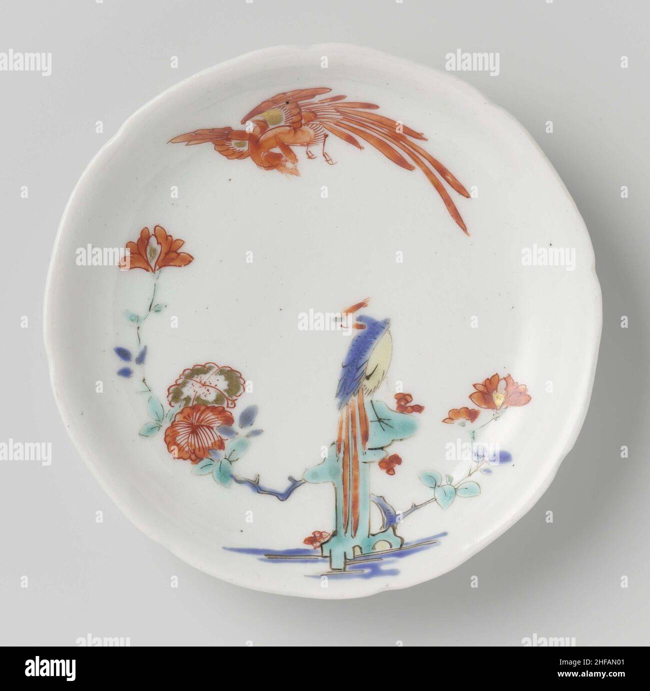 Scalloped saucer met hoo birds Stock Photo - Alamy