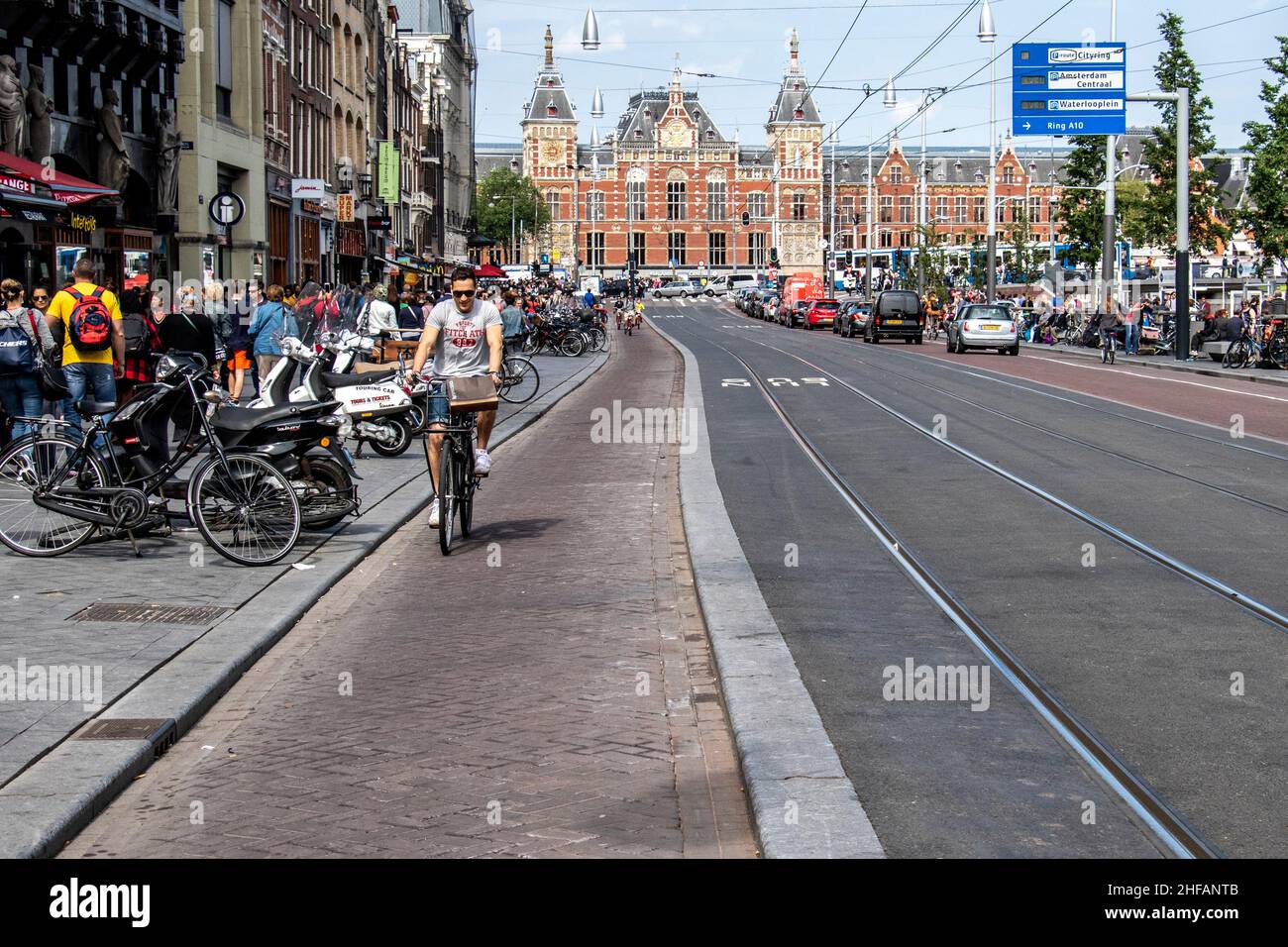 Shopping street bridges hi-res stock photography and images - Alamy