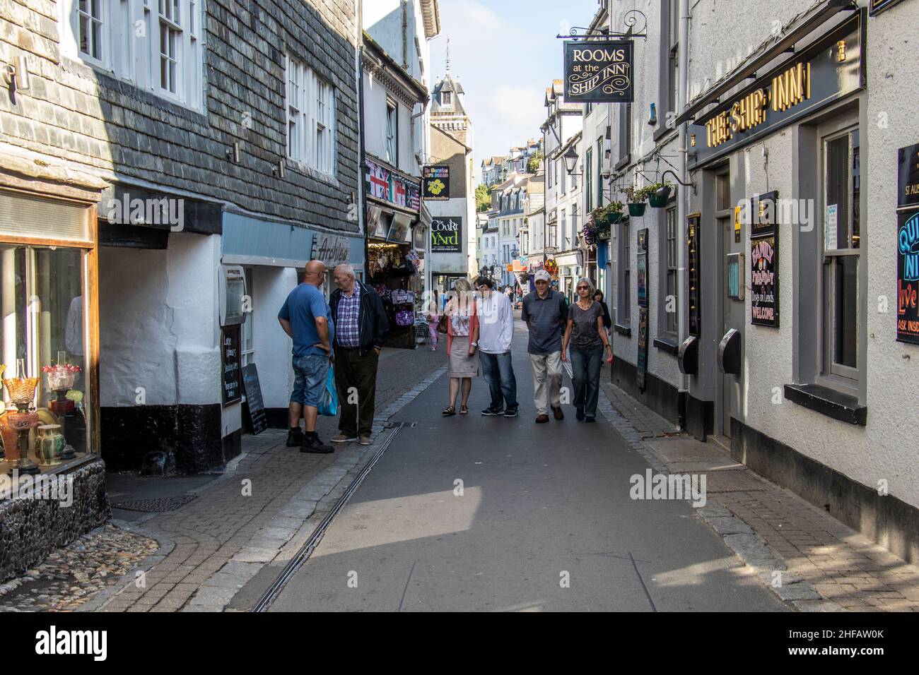 Holiday makers on the narrow streets of Looe Cornwall Stock Photo - Alamy