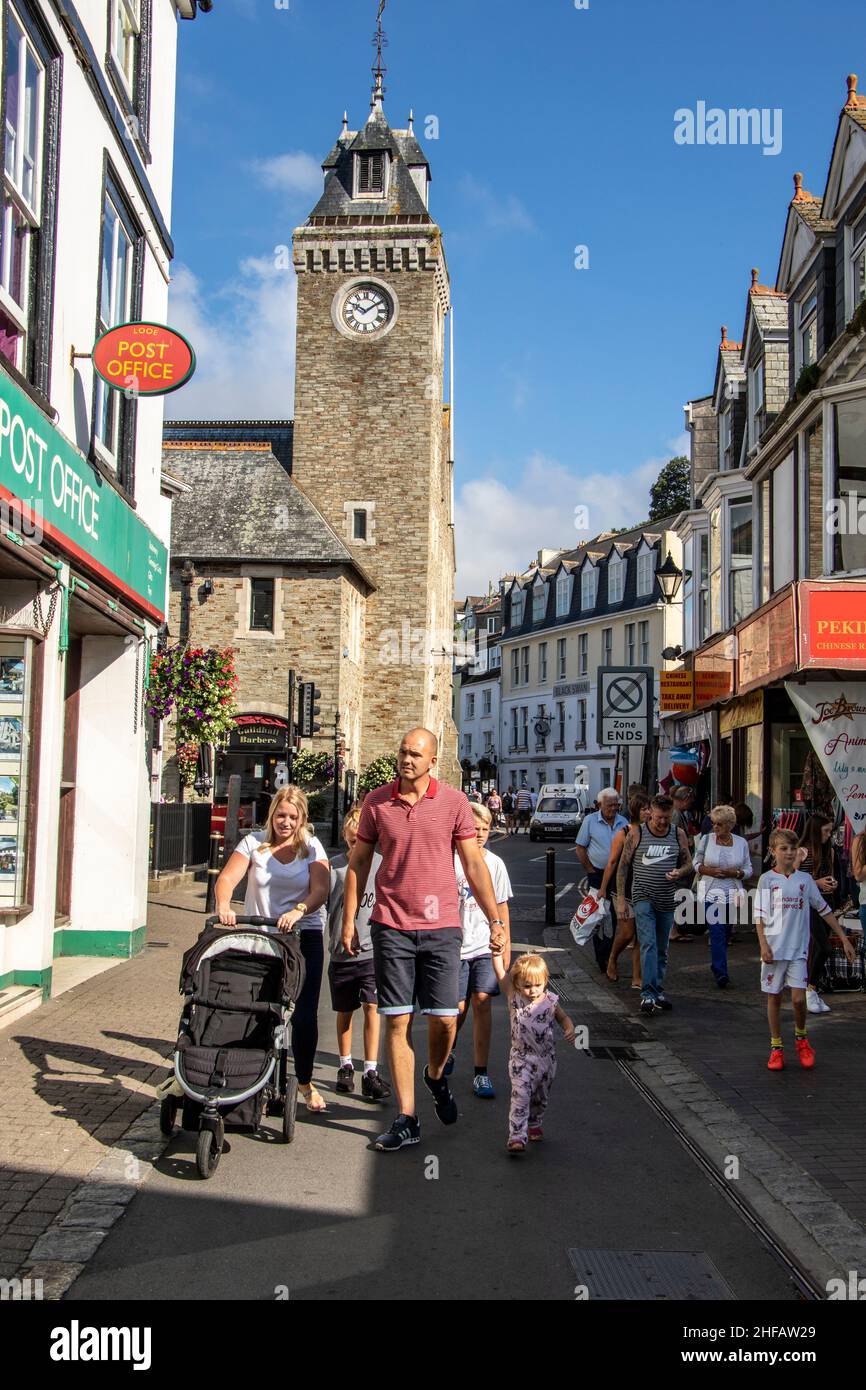 Holiday makers on the narrow streets of Looe Cornwall Stock Photo - Alamy