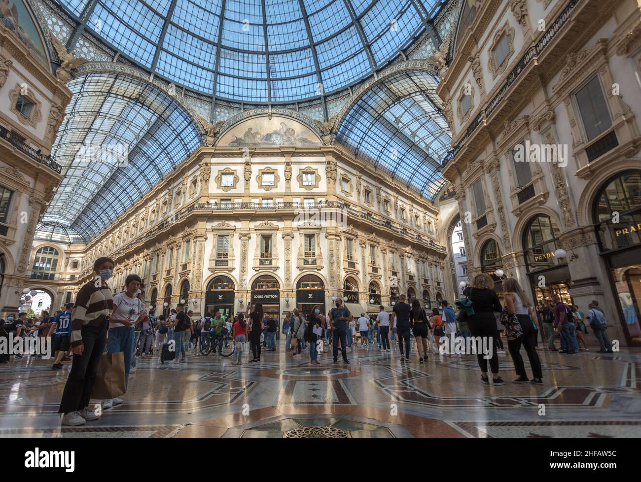 Victor Emmanuel Gallery, a luxury shopping centre in the Duomo Piazza ...
