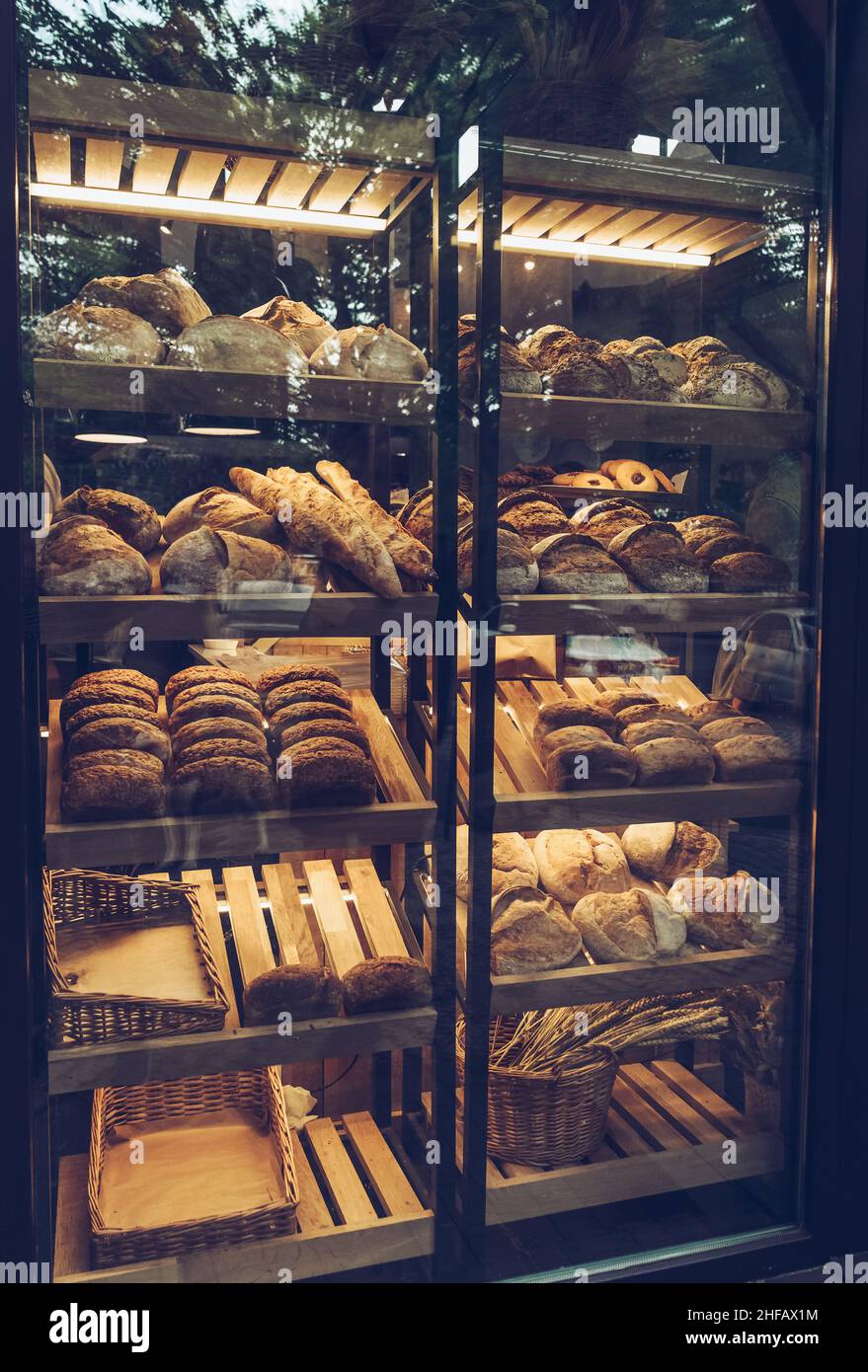 glass window display of fresh bread for sale Stock Photo - Alamy