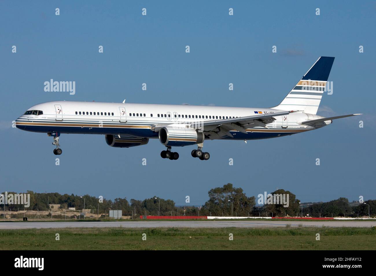 Boeing 757 aircraft jet engine hi-res stock photography and images - Alamy