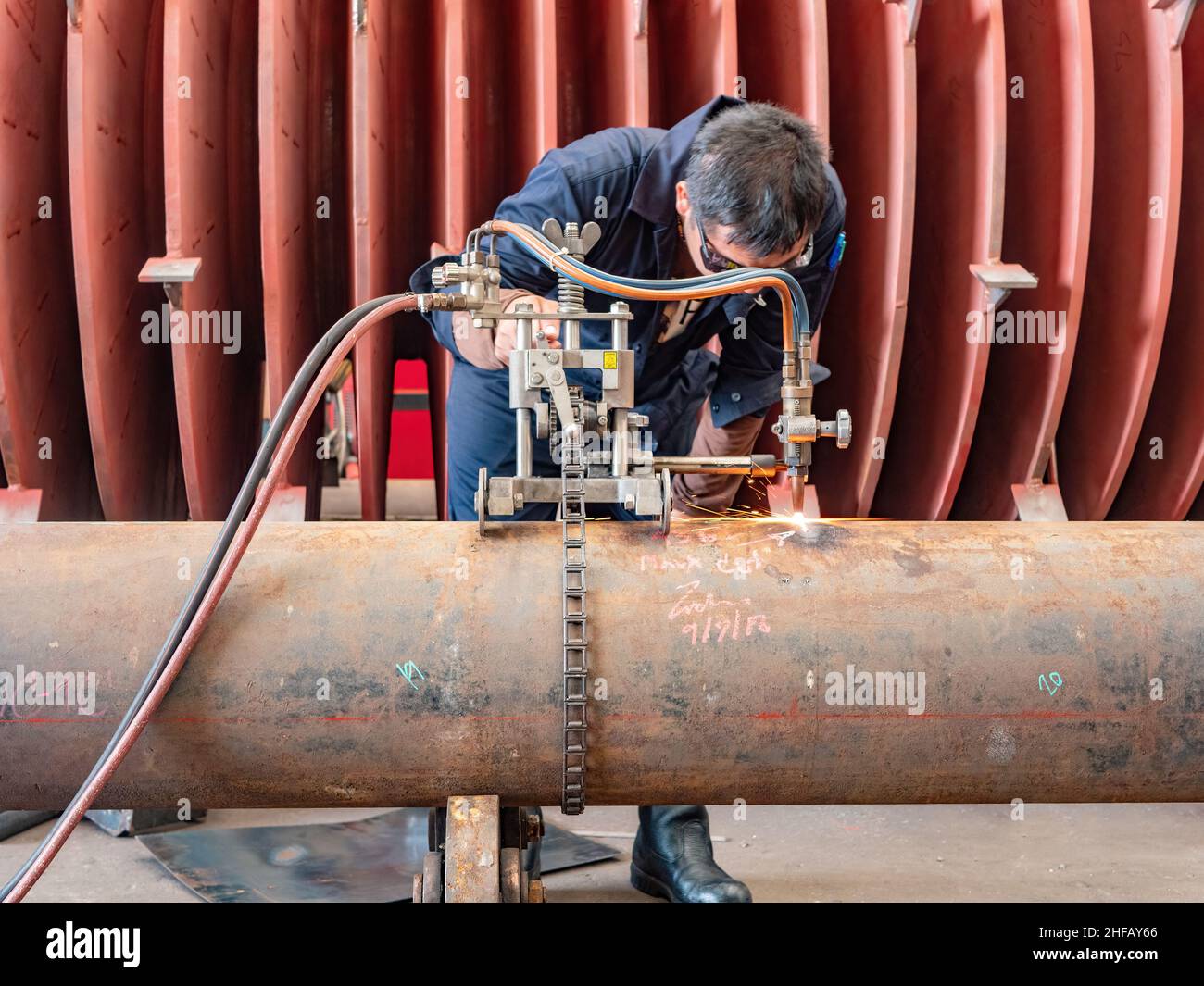 Worker using oxyacetylene cutting torch hi-res stock photography and ...