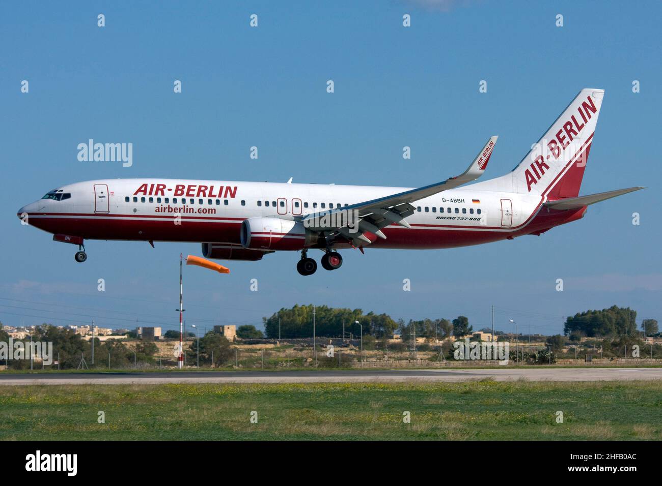 Air Berlin Boeing 737-86J [D-ABBH] landing runway 32, older color ...