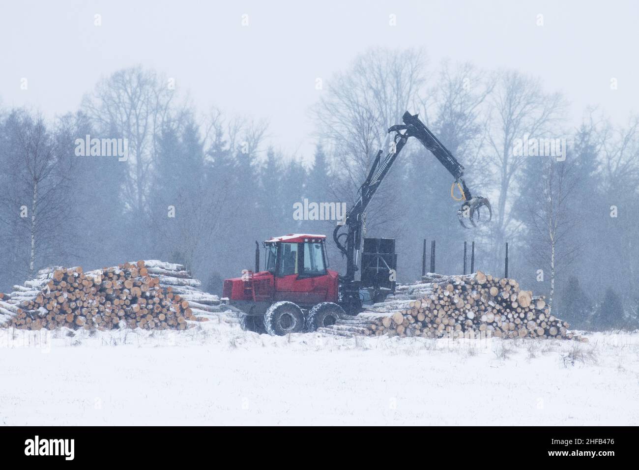Forwarder unloading timber hi-res stock photography and images - Alamy