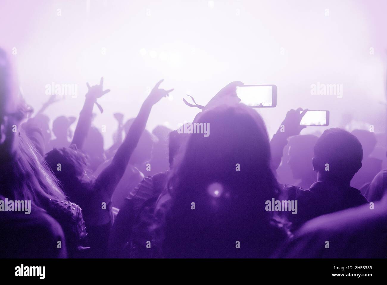 Concert audience phones hi-res stock photography and images - Alamy