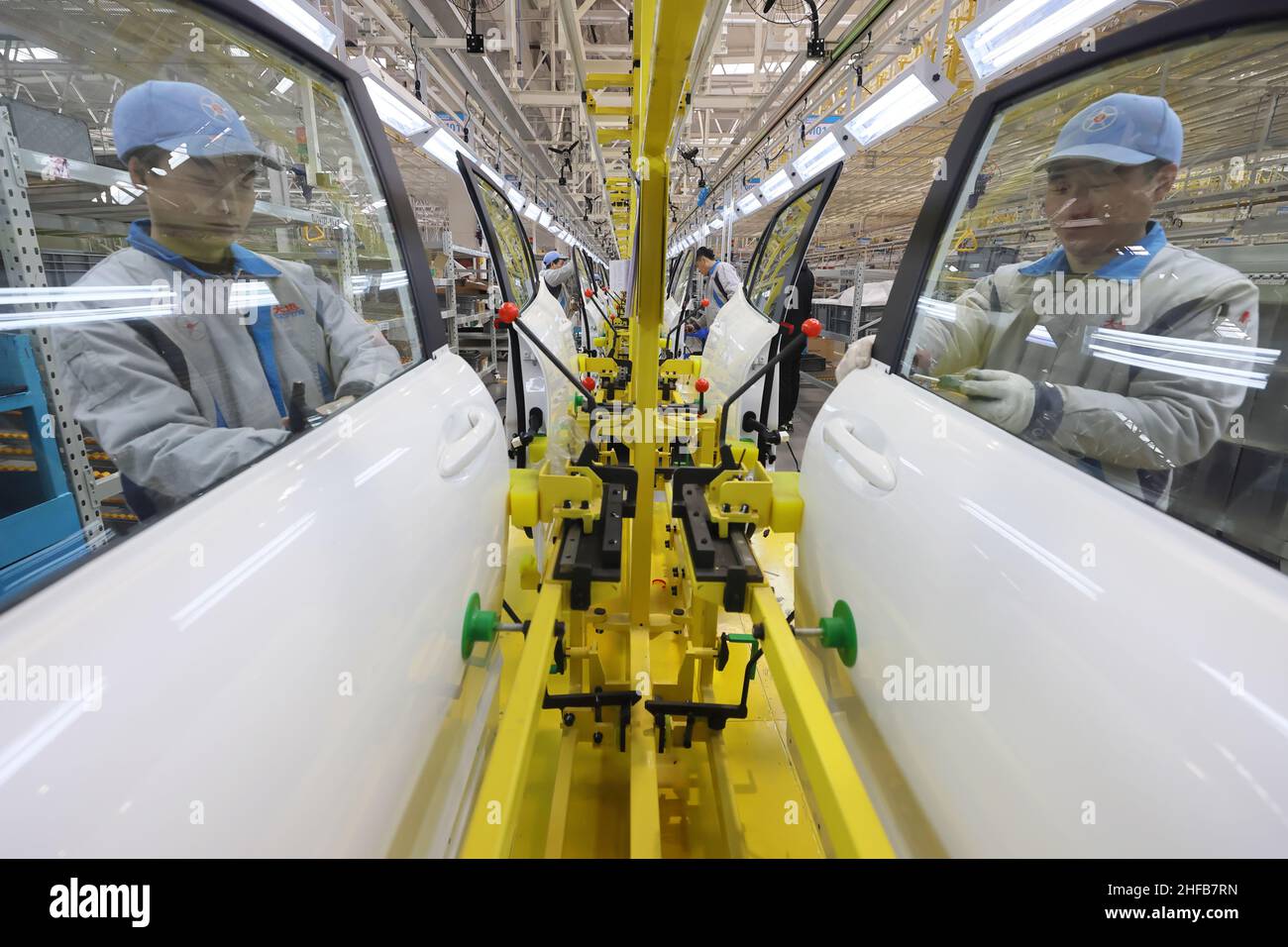 China vehicle assembly line hi-res stock photography and images - Alamy