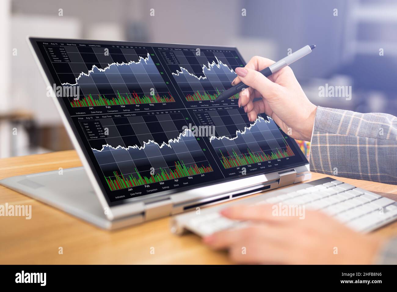 Stock broker screen hi-res stock photography and images - Alamy