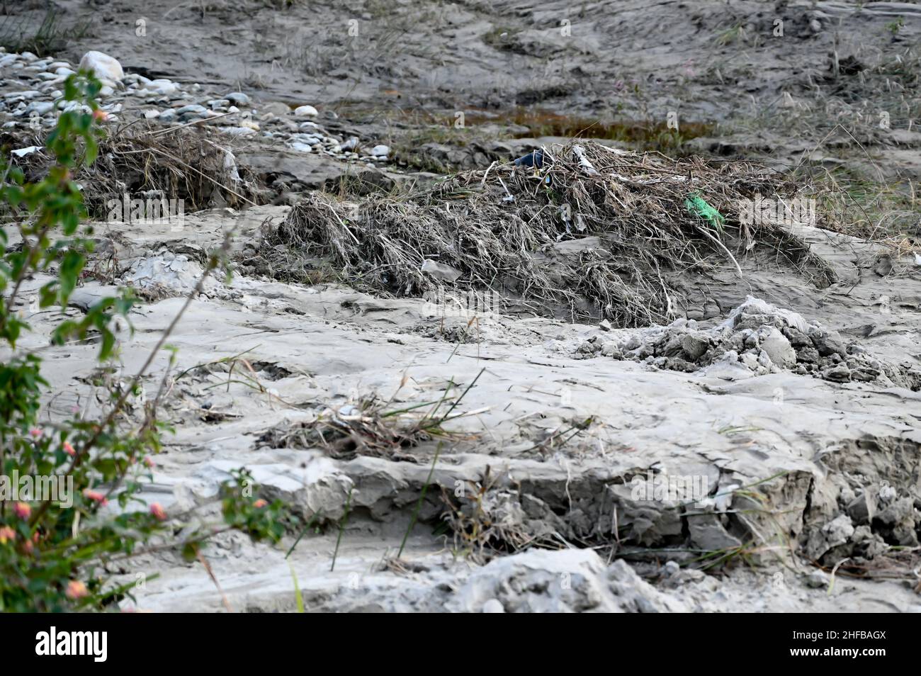 garbage dumped in the river Stock Photo - Alamy