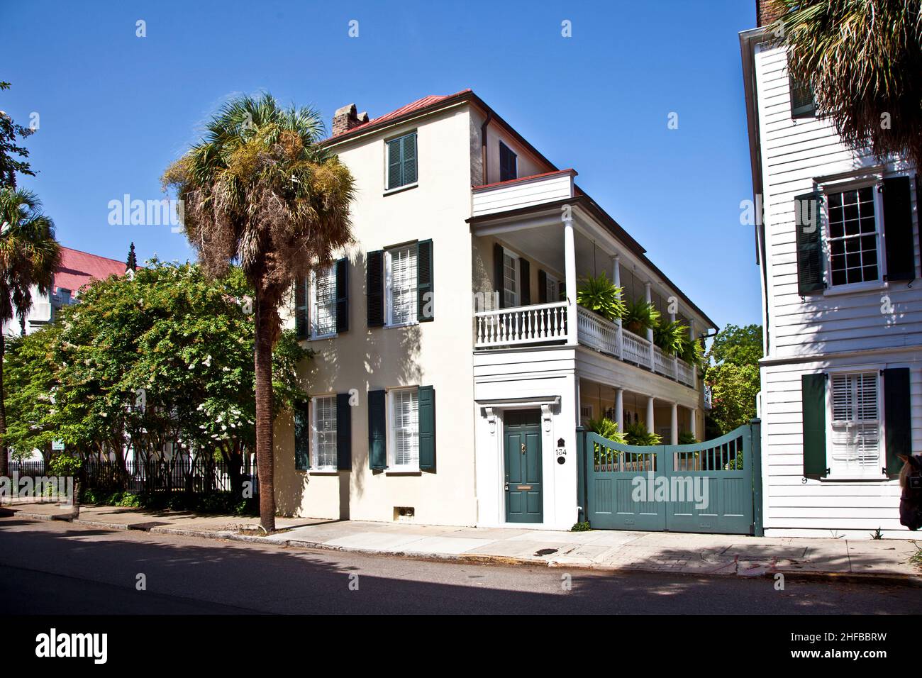 White Southern Mansion Stock Photo - Alamy