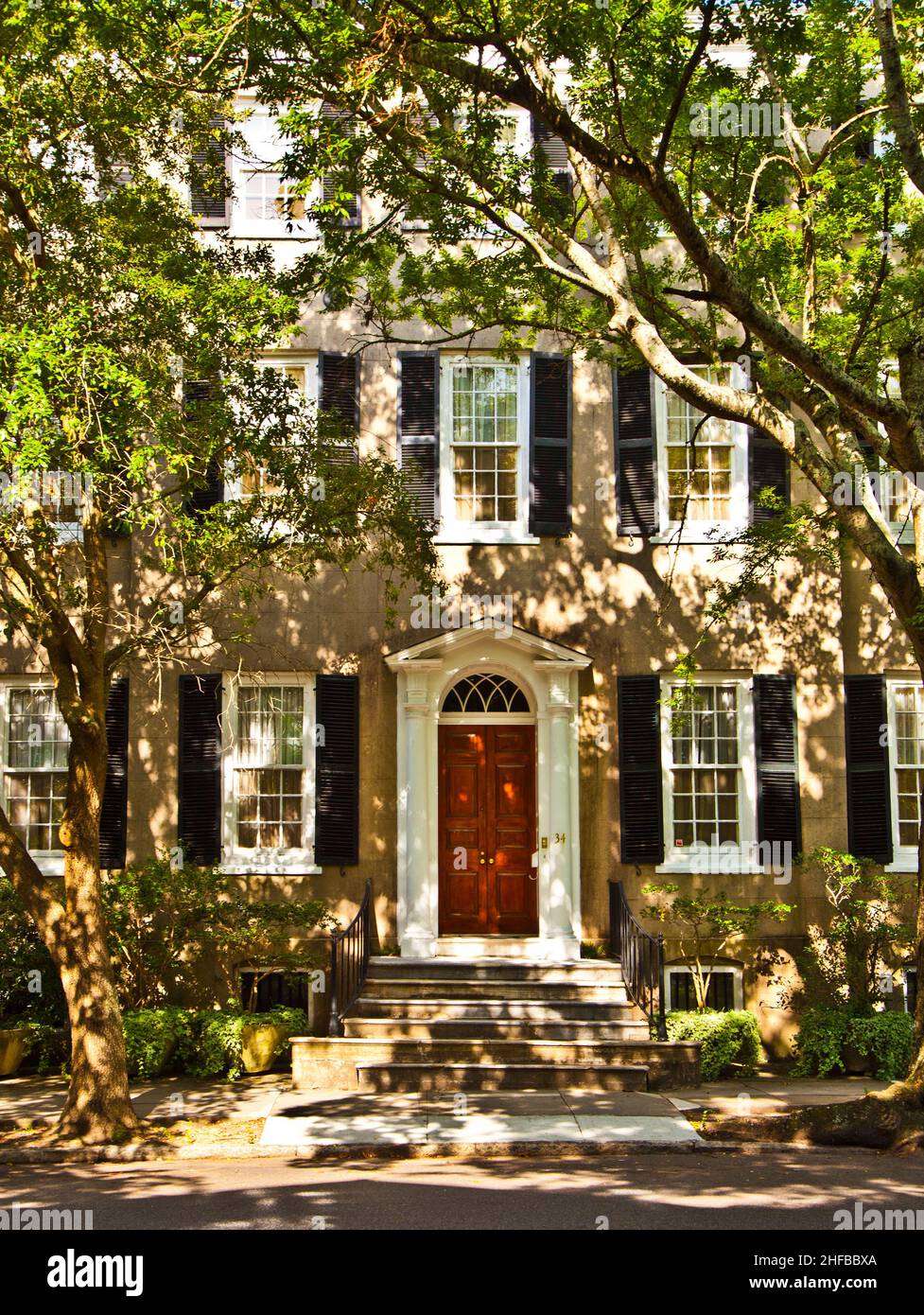 Front porch southern style mansion hi-res stock photography and images ...