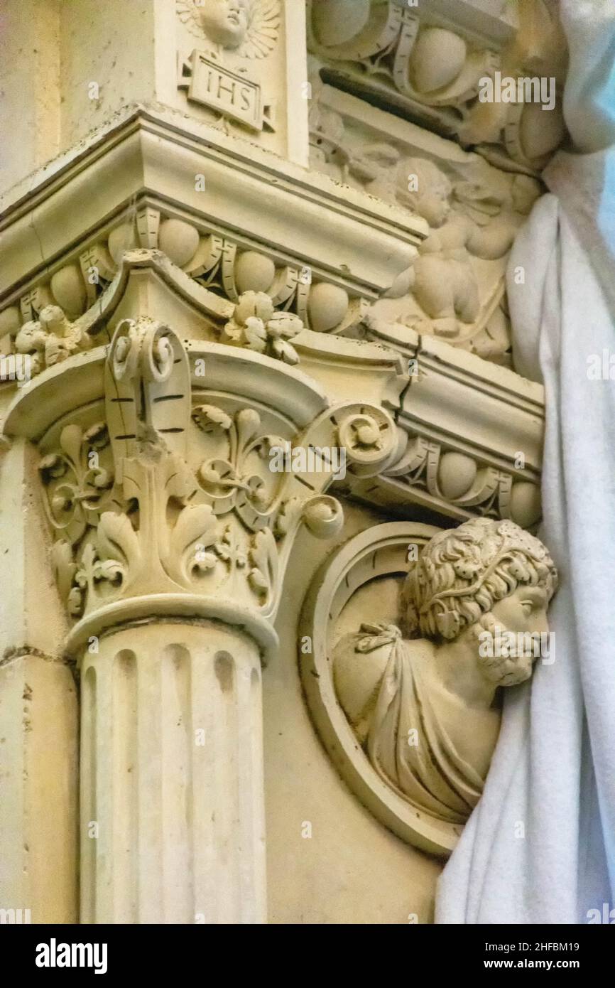 Chapiter de una columna de la catedral de Santiago de Compostela ...