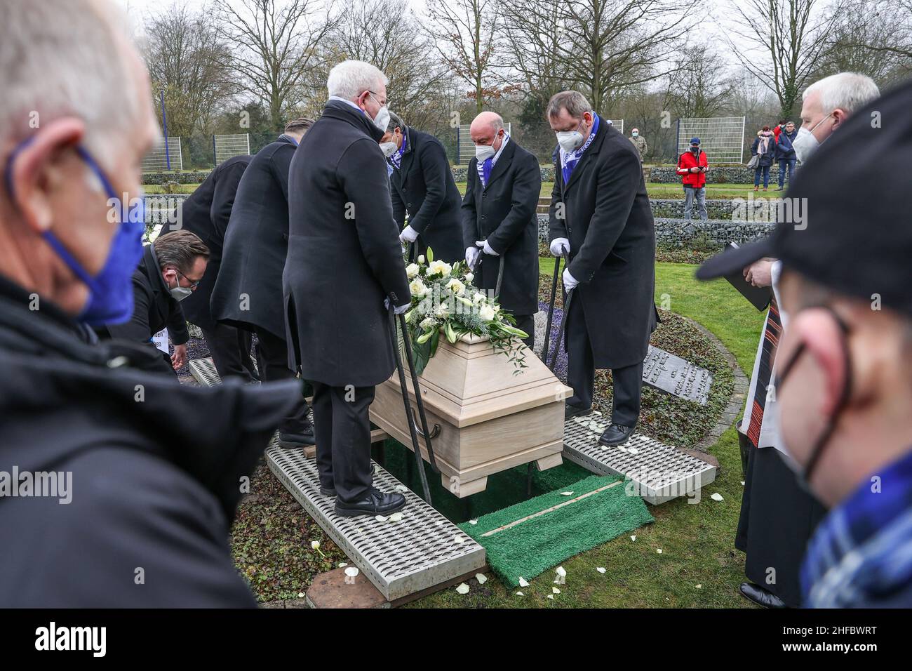 Gelsenkirchen, Germany. 15th Jan, 2022. Pallbearers lower the coffin of ...