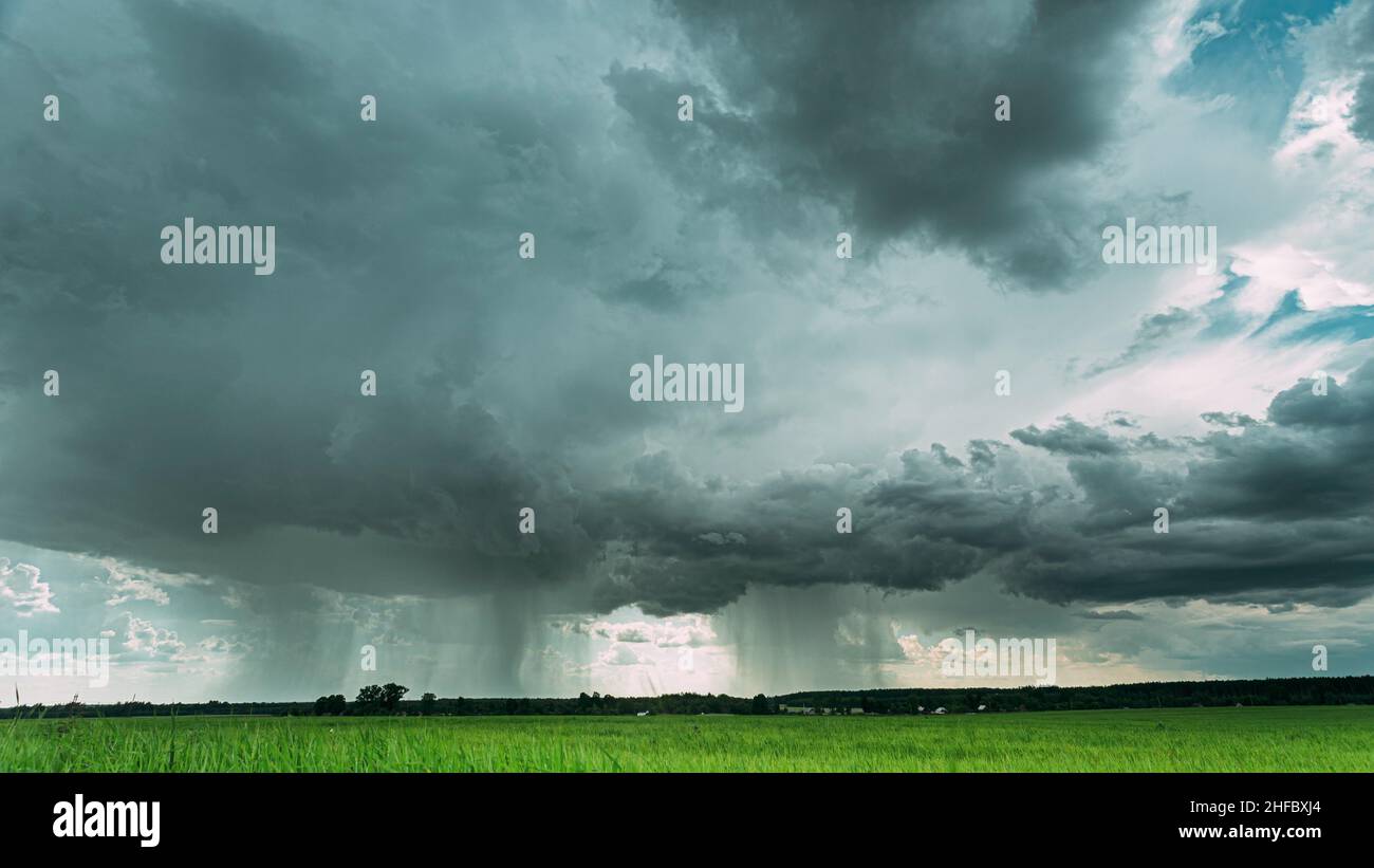 Ground view heavy rain 4k hi-res stock photography and images - Alamy