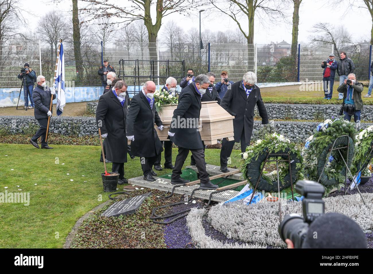 Gelsenkirchen, Germany. 15th Jan, 2022. Pallbearers carry the coffin of ...