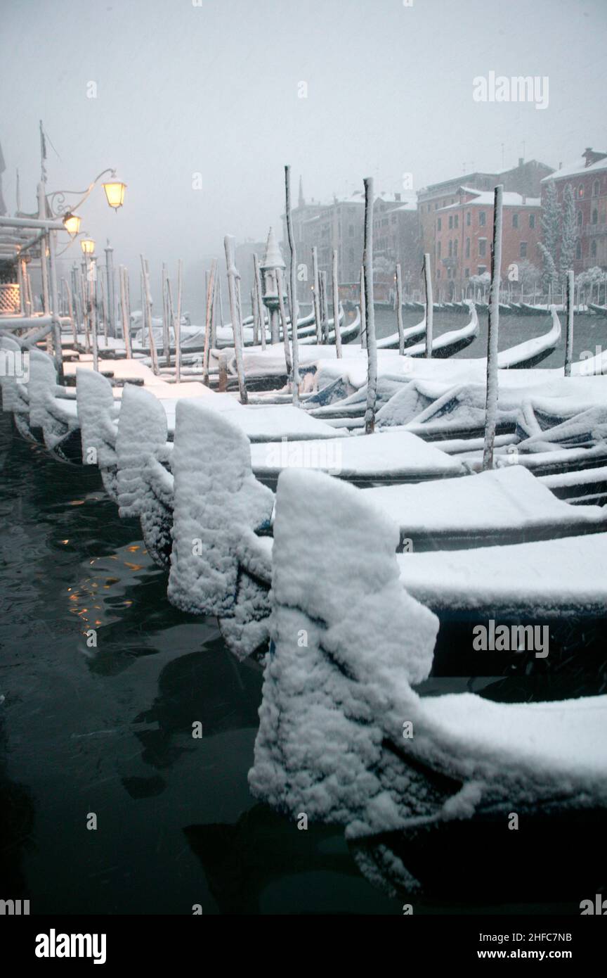 neve, a, venezia, gondole, in, canal, grande Stock Photo - Alamy