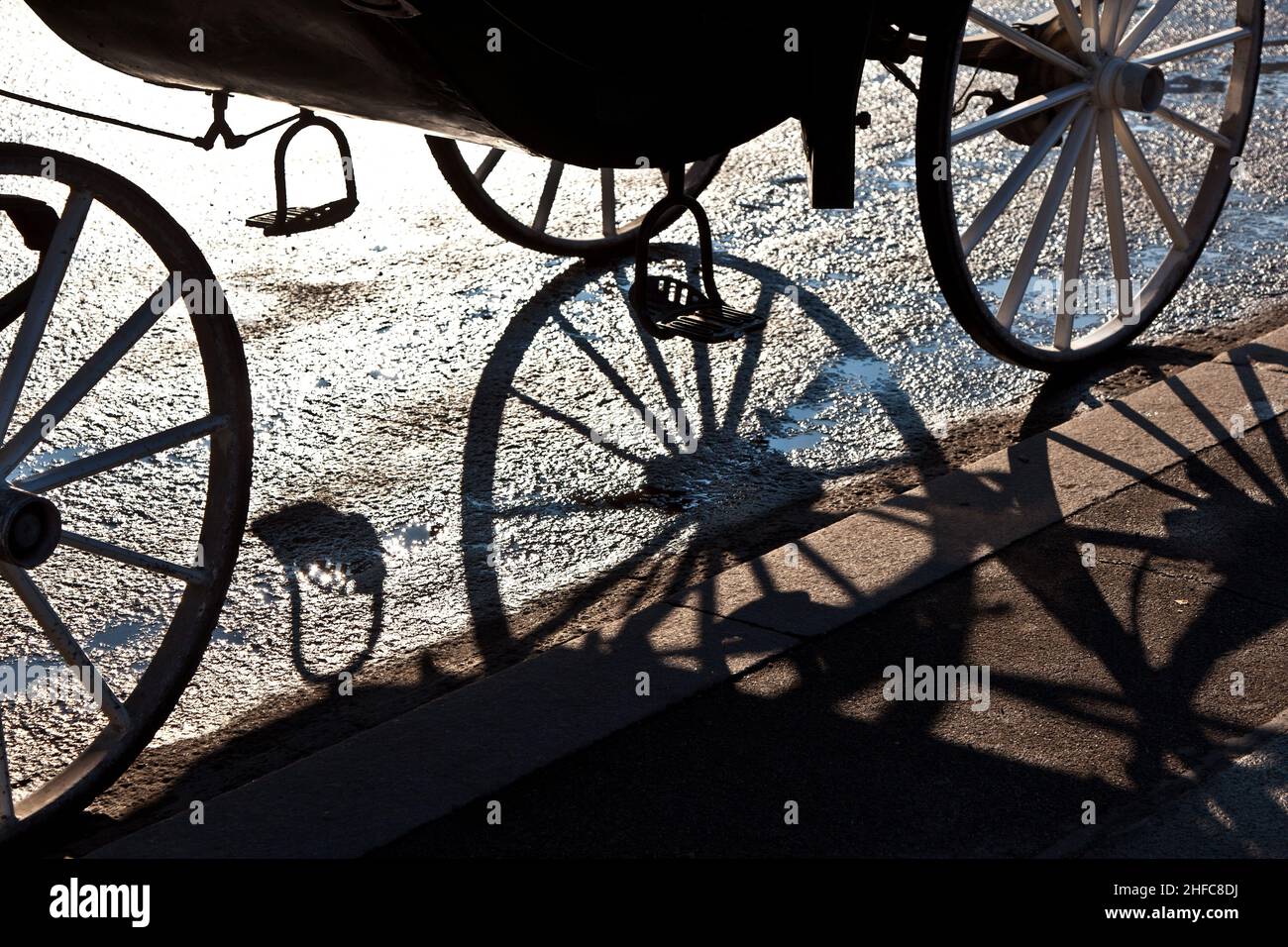 Wooden cartwheel spoked wheel hi-res stock photography and images - Alamy