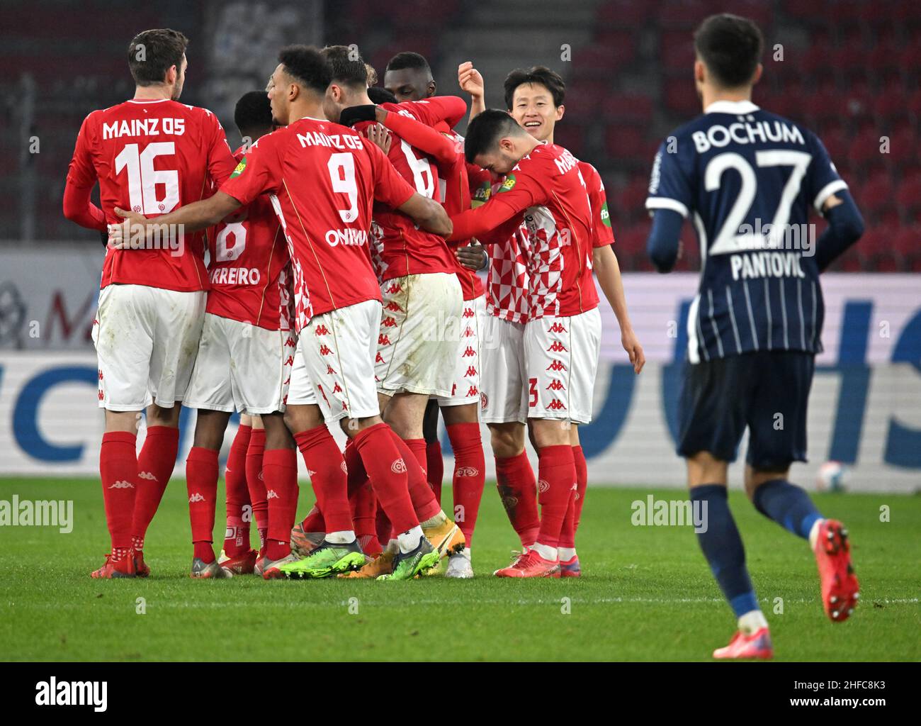 Mainz, Germany. 15th Jan, 2022. Soccer: Bundesliga, FSV Mainz 05 - VfL ...