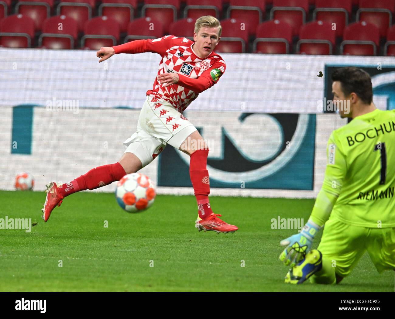 Mainz, Germany. 15th Jan, 2022. Soccer: Bundesliga, FSV Mainz 05 - VfL ...