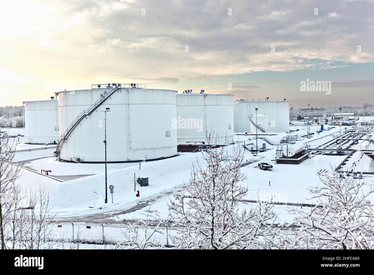 Climbing oil storage tank hi-res stock photography and images - Alamy