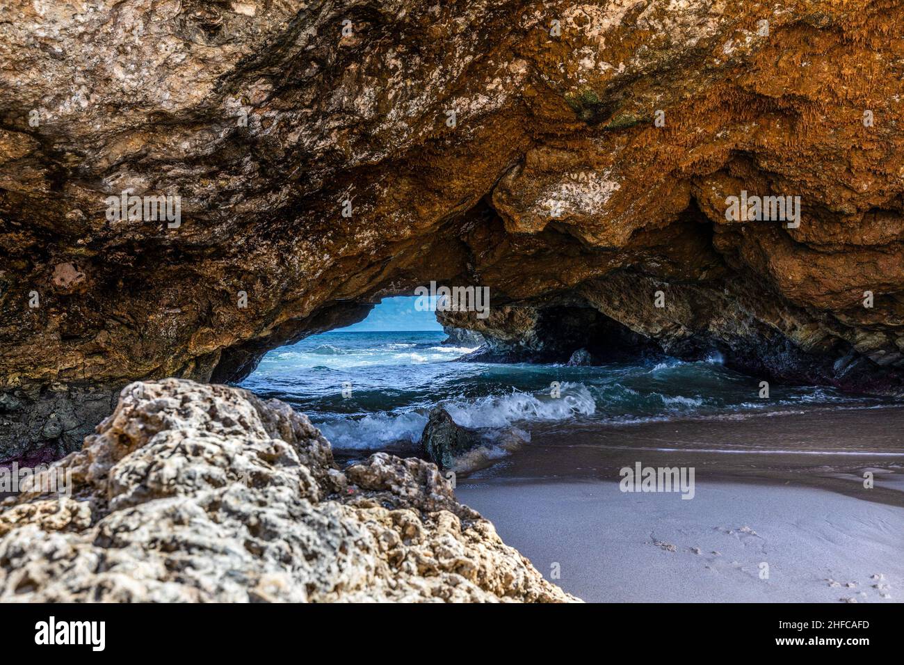 Aruba natural bridge hi-res stock photography and images - Alamy