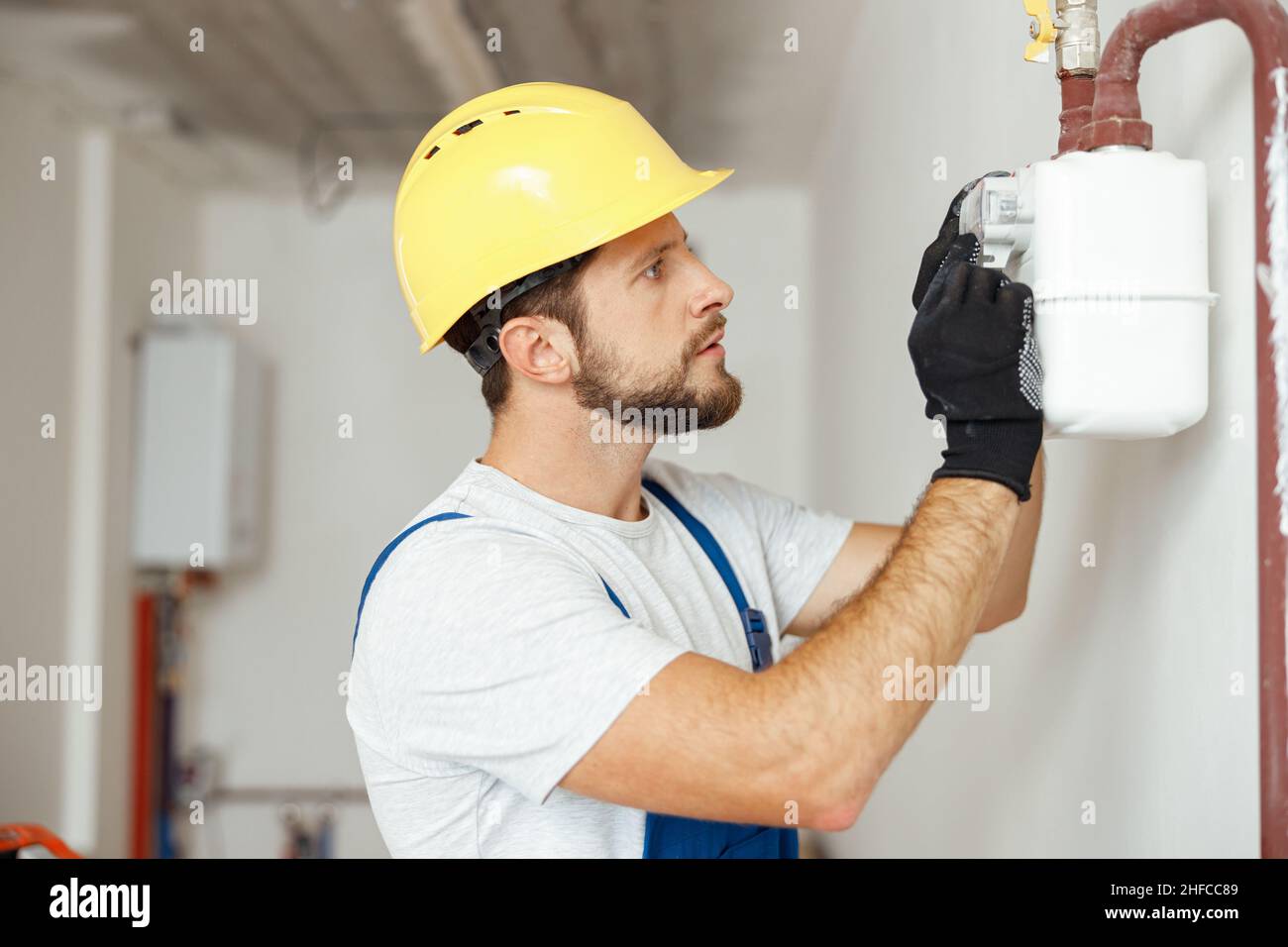 Utility worker checking gas meter hi-res stock photography and images ...
