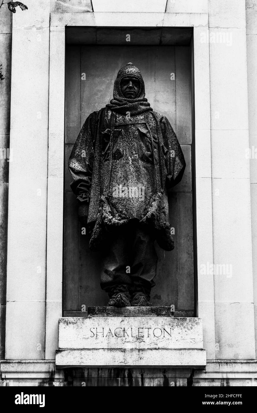 Shackleton statue hi-res stock photography and images - Alamy