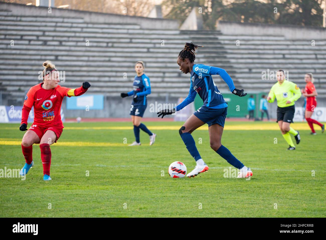 Gwenaelle Butel of GPSO 92 Issy and Ouleymata Sarr of Paris FC fight ...