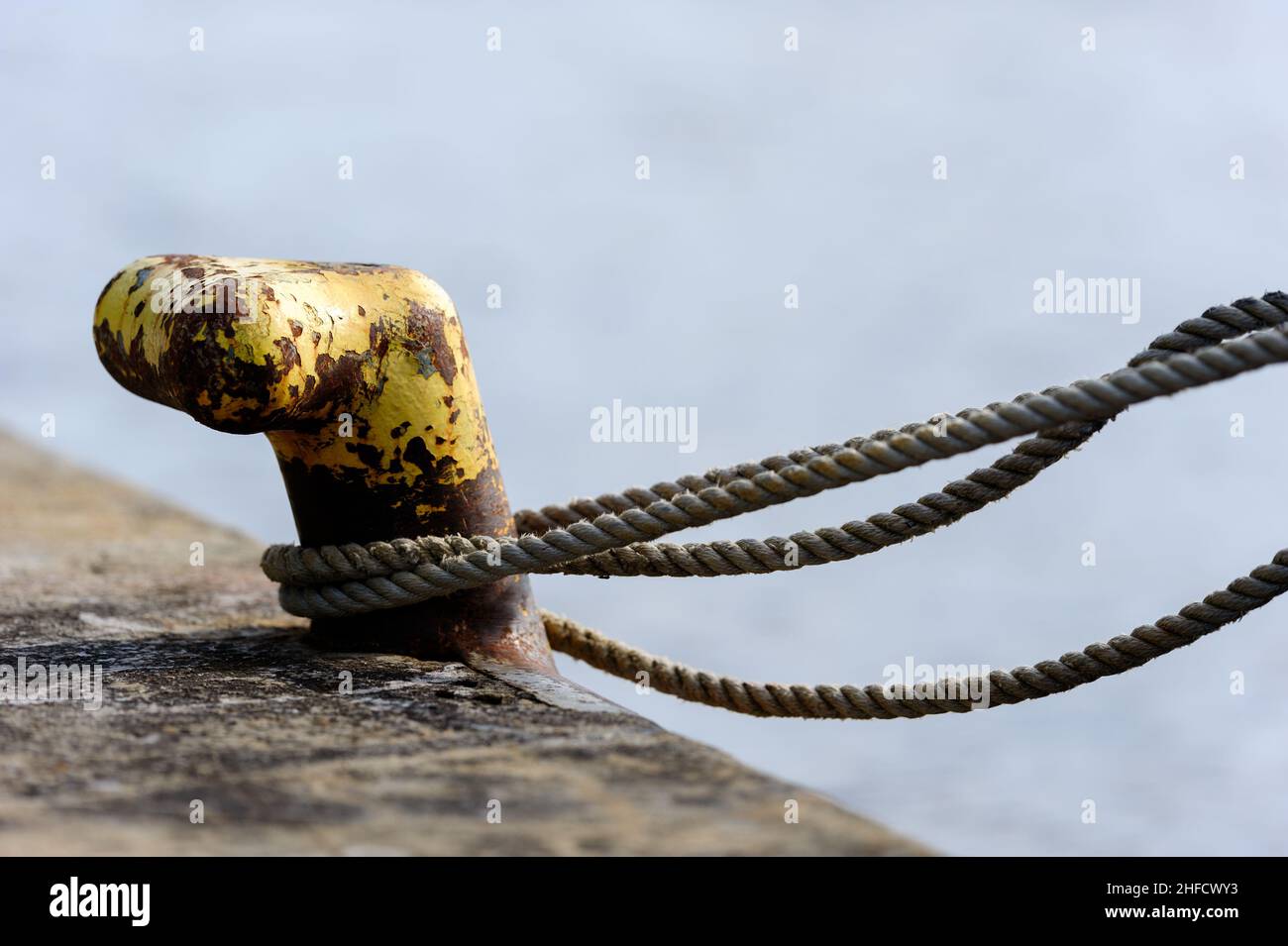 Rope around bollard Stock Photo - Alamy