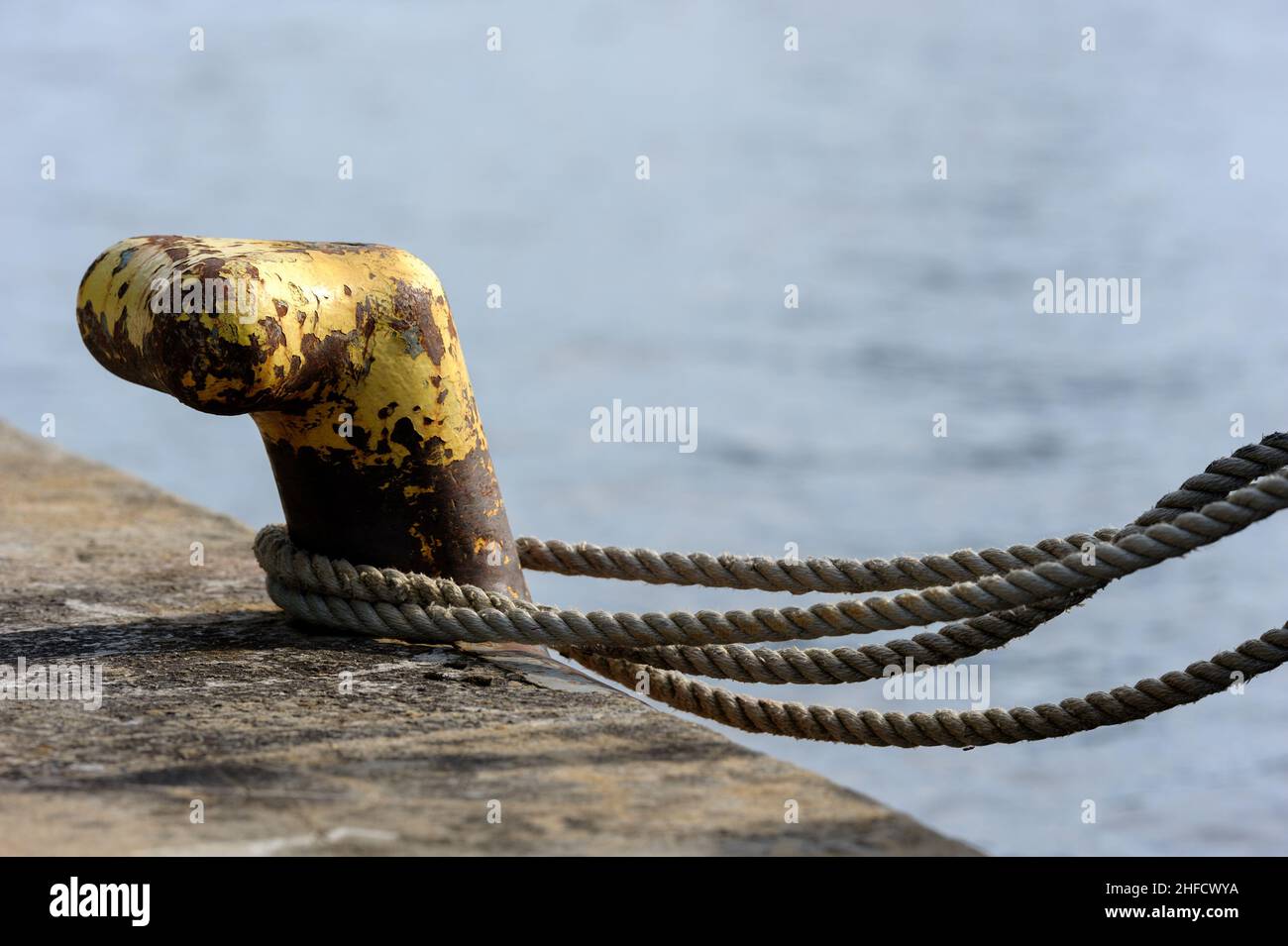 Rope around bollard Stock Photo - Alamy