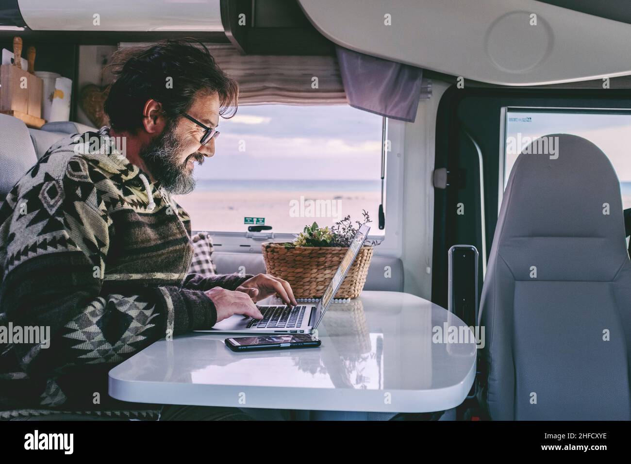 Digital nomad smart working hi-res stock photography and images - Alamy