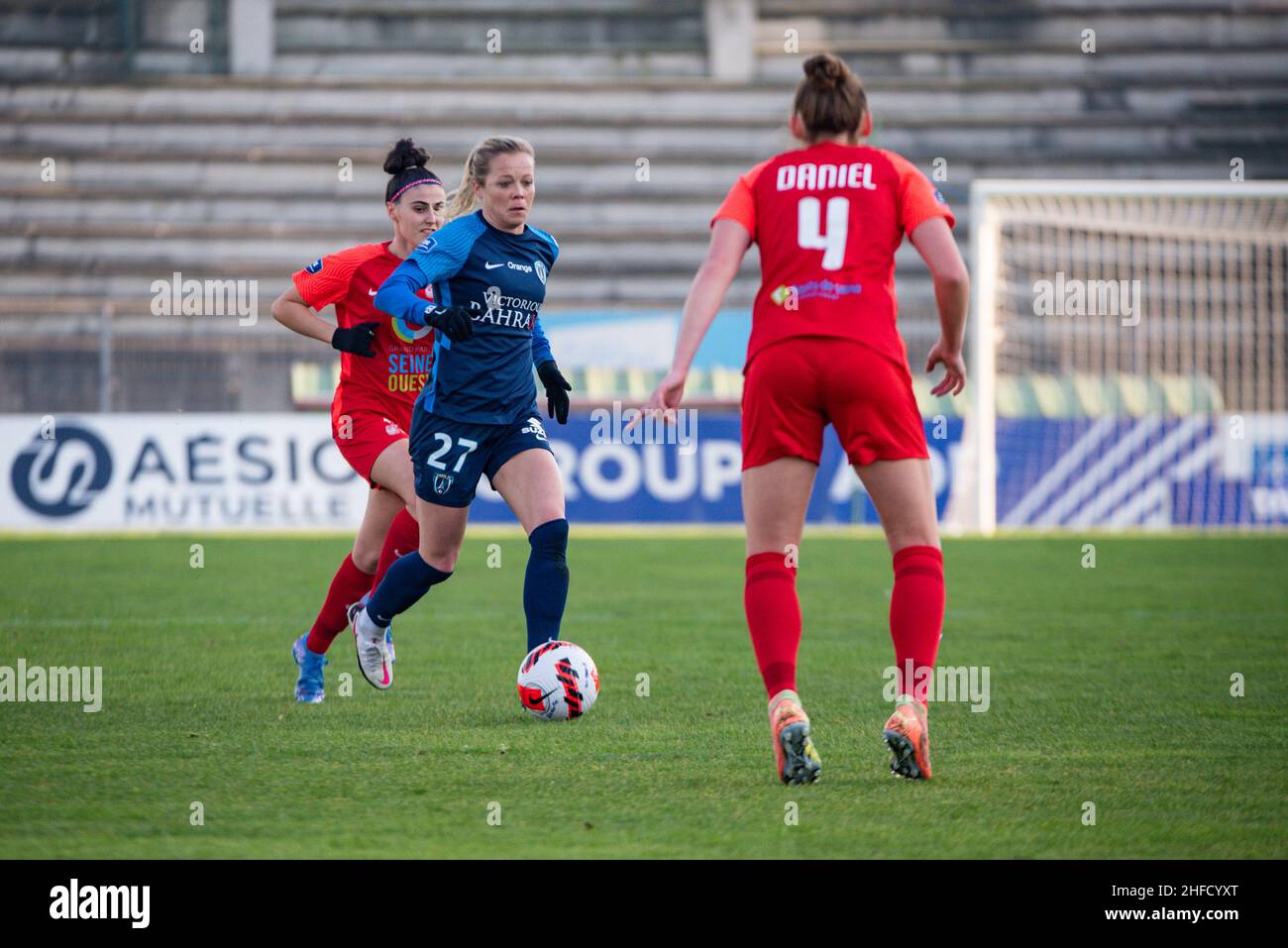 Julie Soyer of Paris FC controls the ball during the Women's French ...