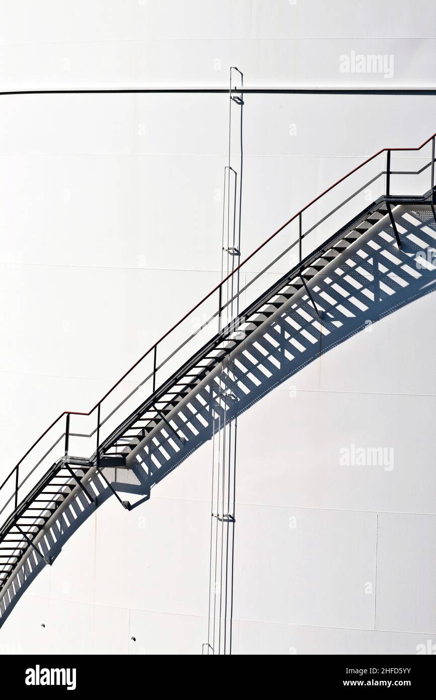 Oil refinery climbing storage tank hi-res stock photography and images ...