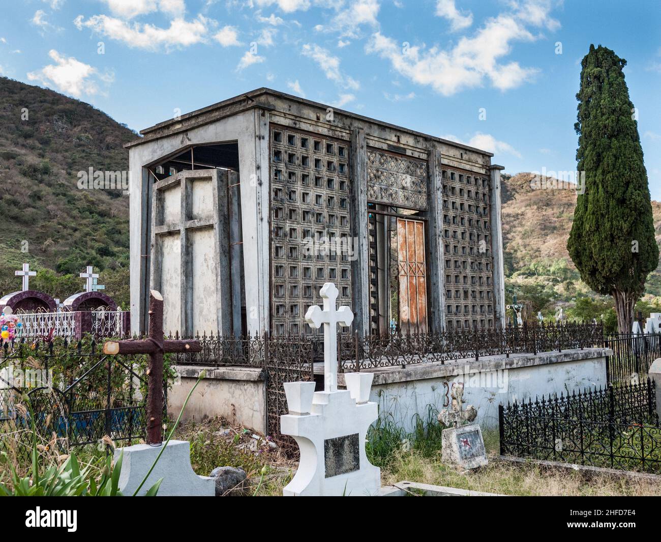 Family tombs hi-res stock photography and images - Alamy