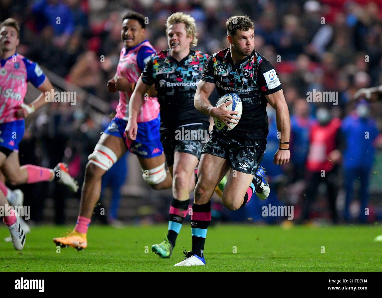 Bristol Bears' Henry Purdy (right) runs with the ball during the ...