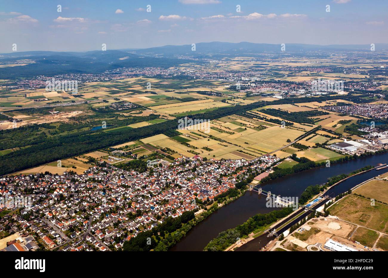 old town of Eddersheim on river Main in Germany with watergate Stock ...