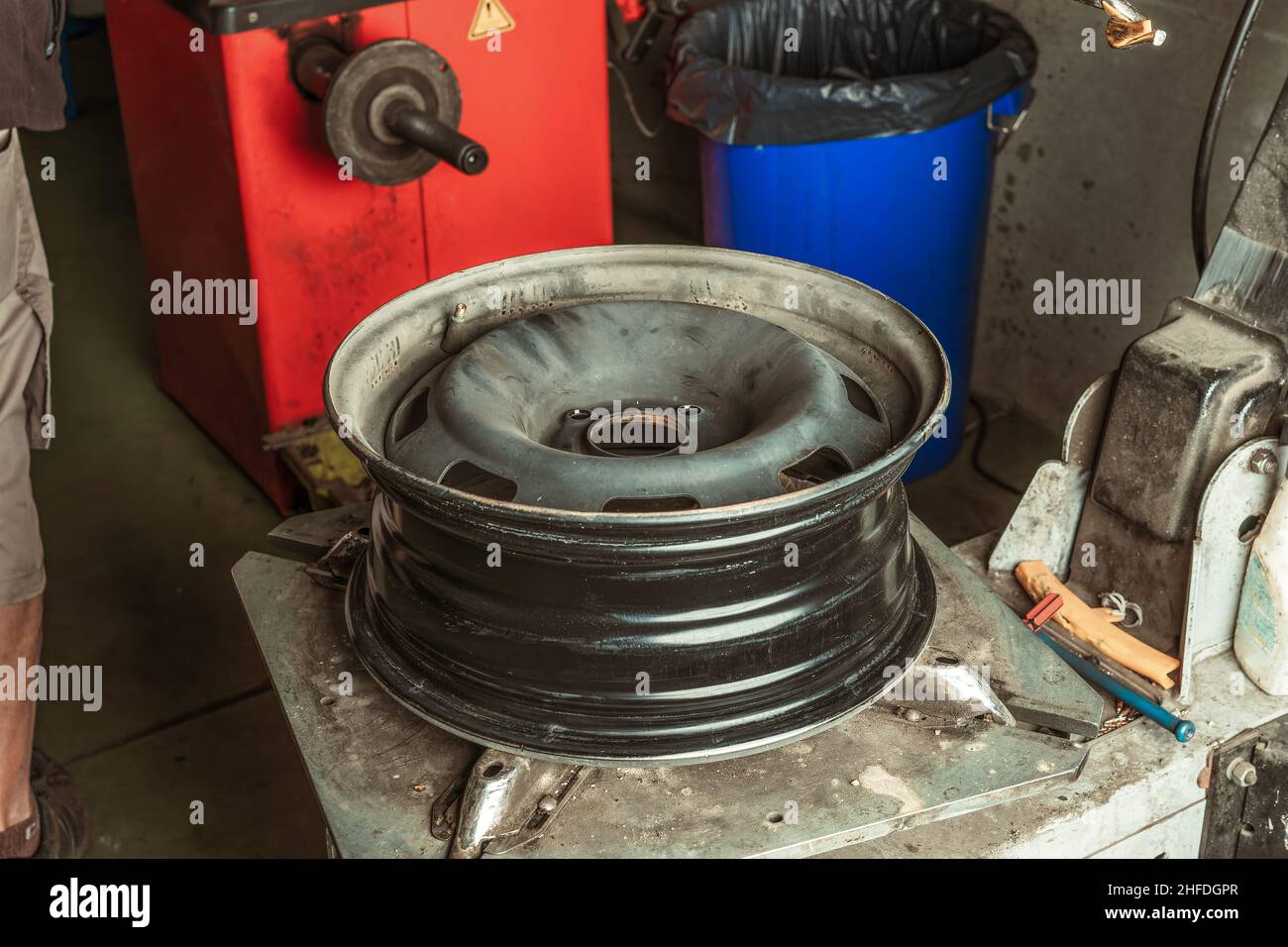 Tyre table hi-res stock photography and images - Alamy