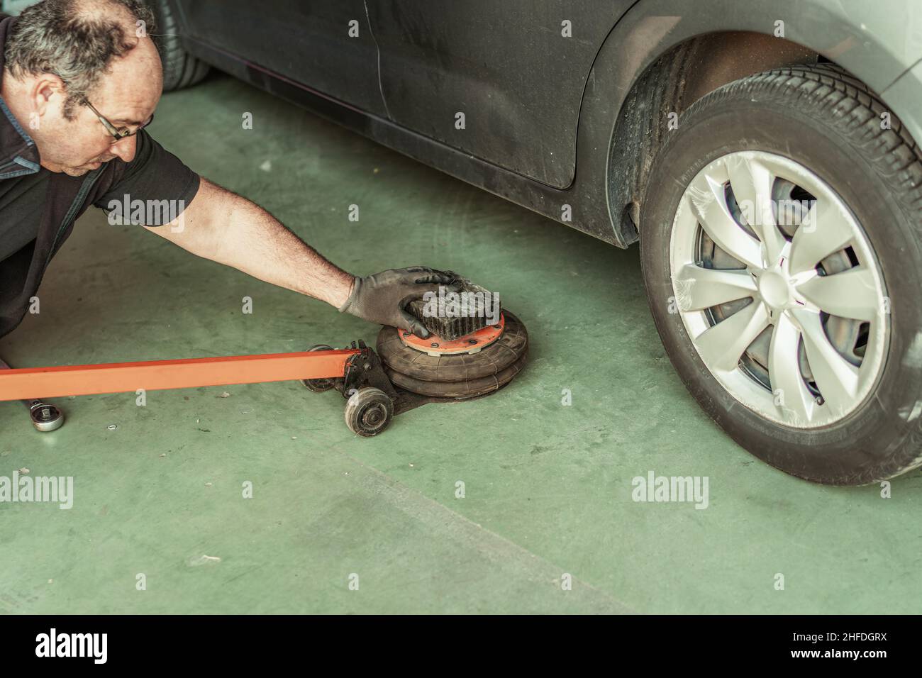 Car jack mechanic hi-res stock photography and images - Alamy