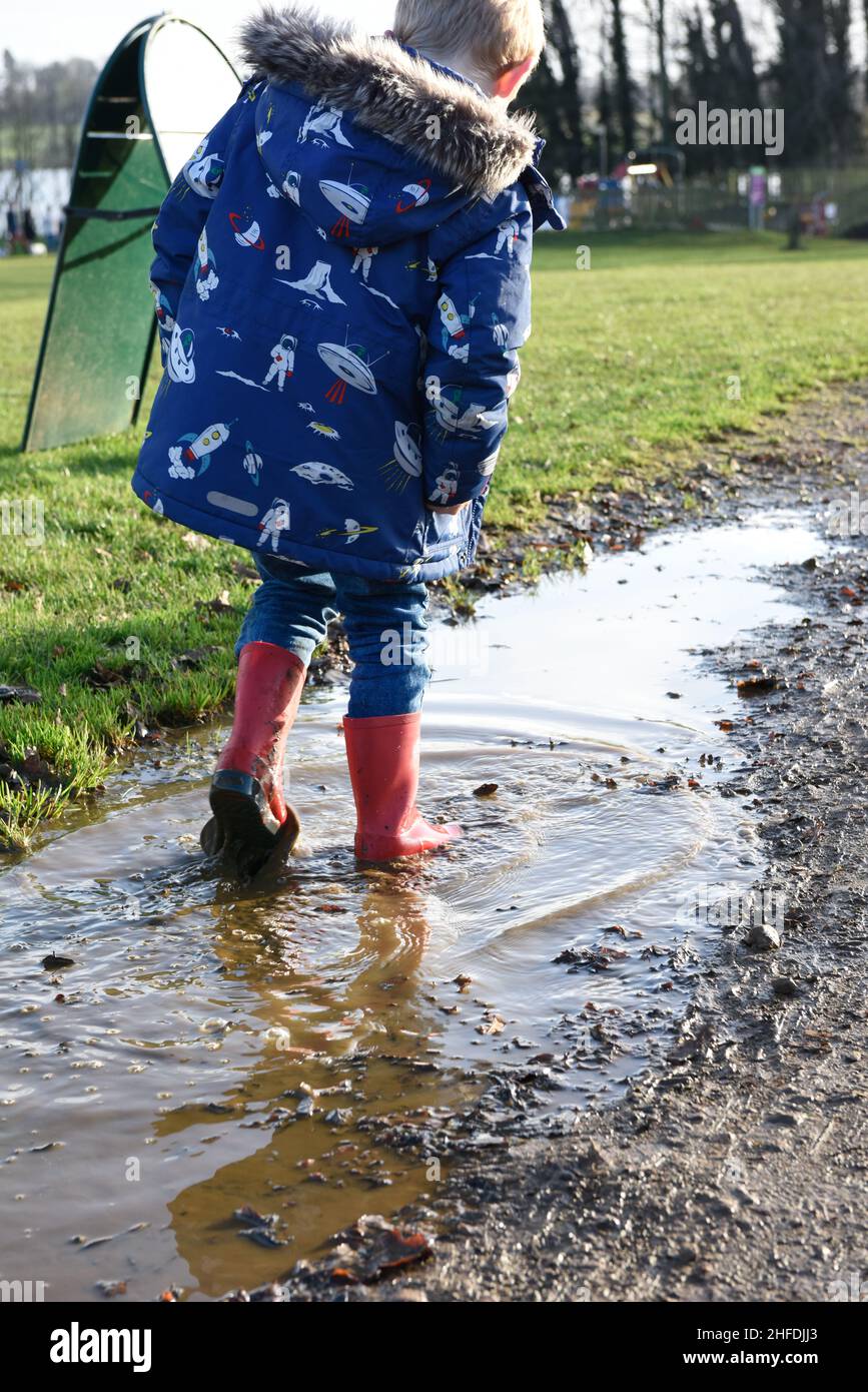 Children splashing in muddy puddles hi-res stock photography and images ...