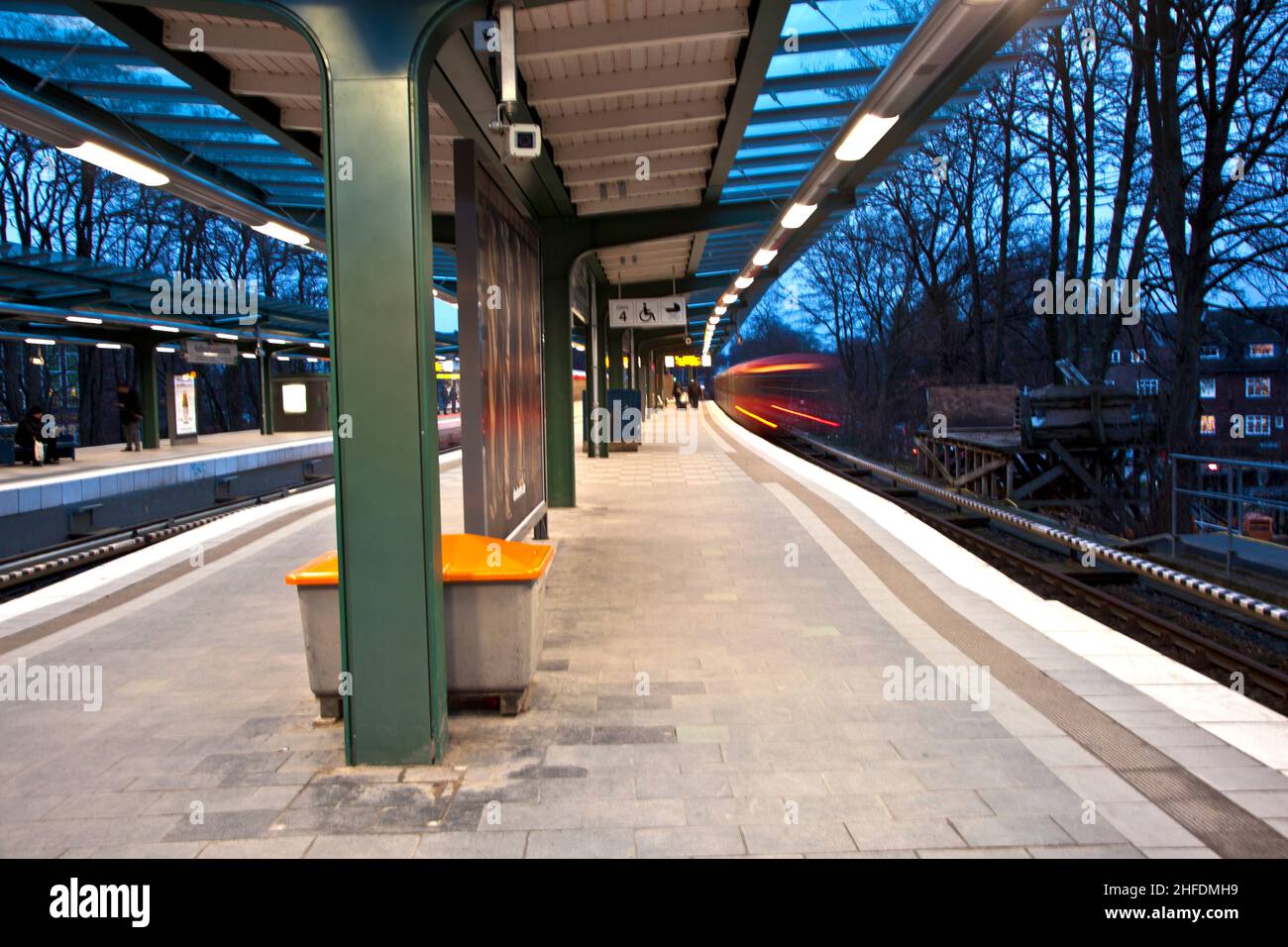 Lower shutter speed hi-res stock photography and images - Alamy