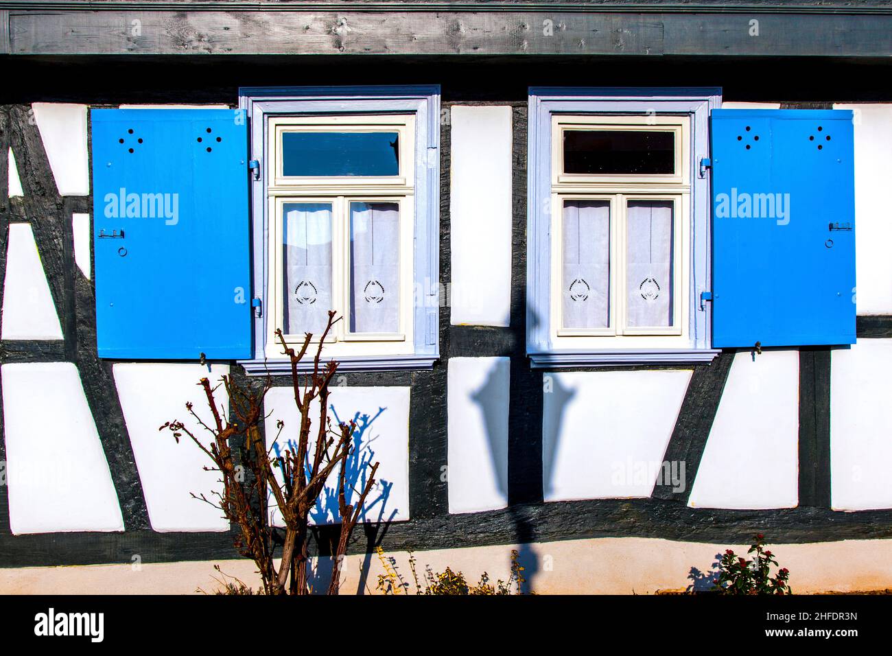 Old frame house hi-res stock photography and images - Alamy