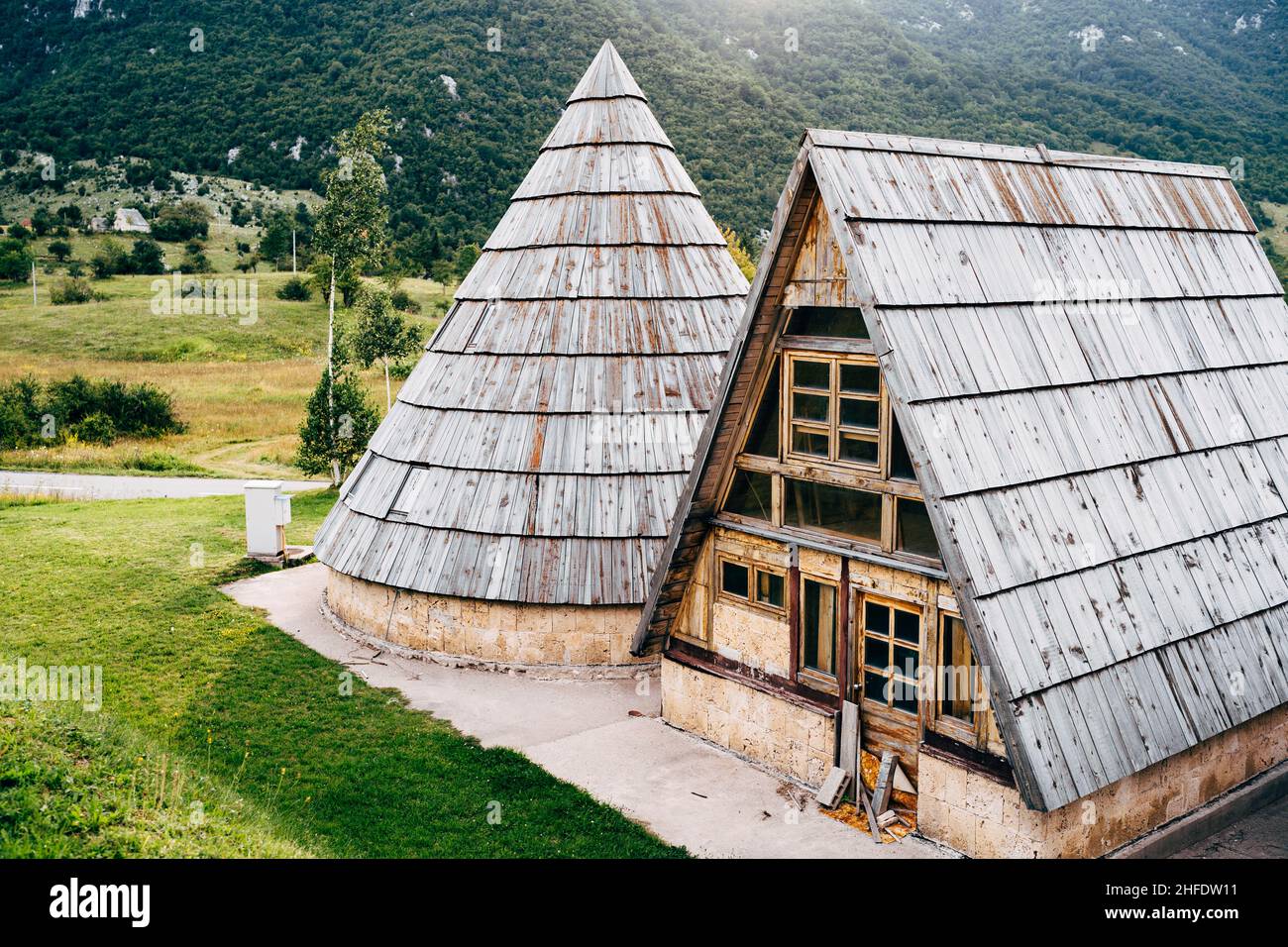 Two storey wooden cabin hi-res stock photography and images - Alamy