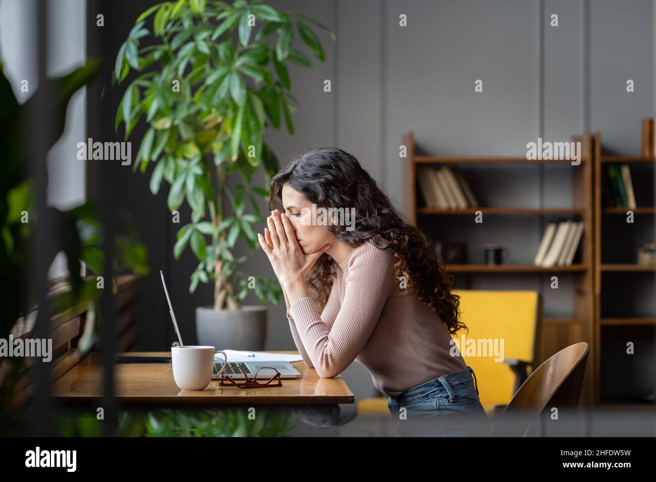 Frustrated business woman feeling worried reading email with bad news ...