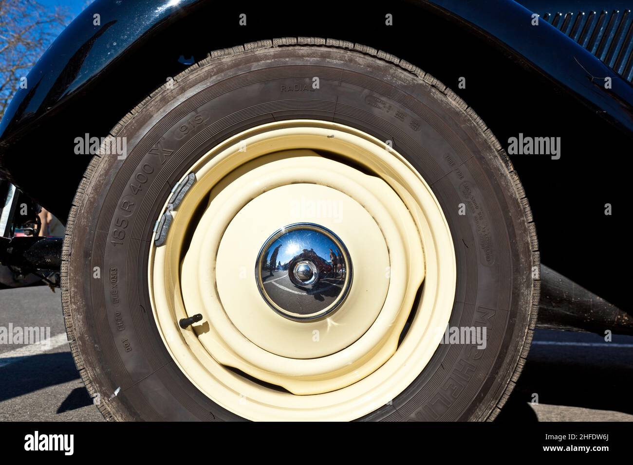 wheel of an oldtimer car Stock Photo - Alamy