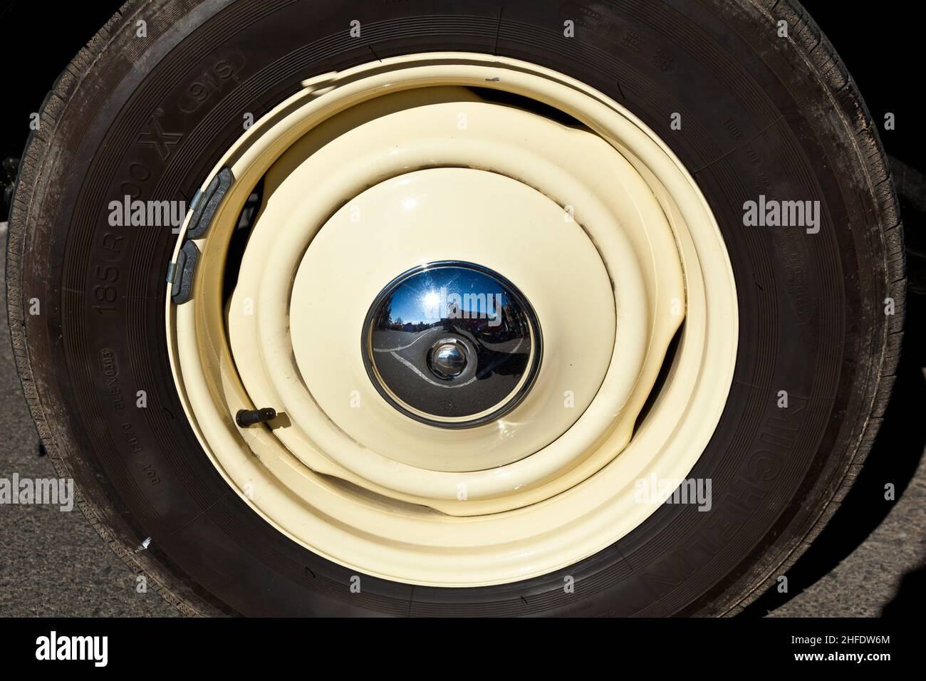 wheel of an oldtimer car Stock Photo - Alamy