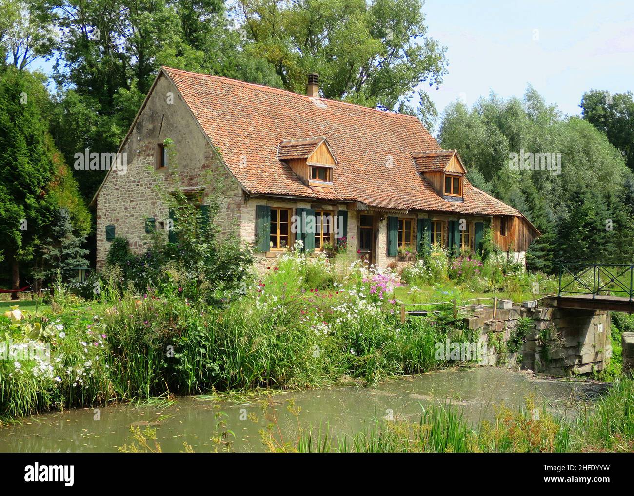 Old canal cottage hi-res stock photography and images - Alamy